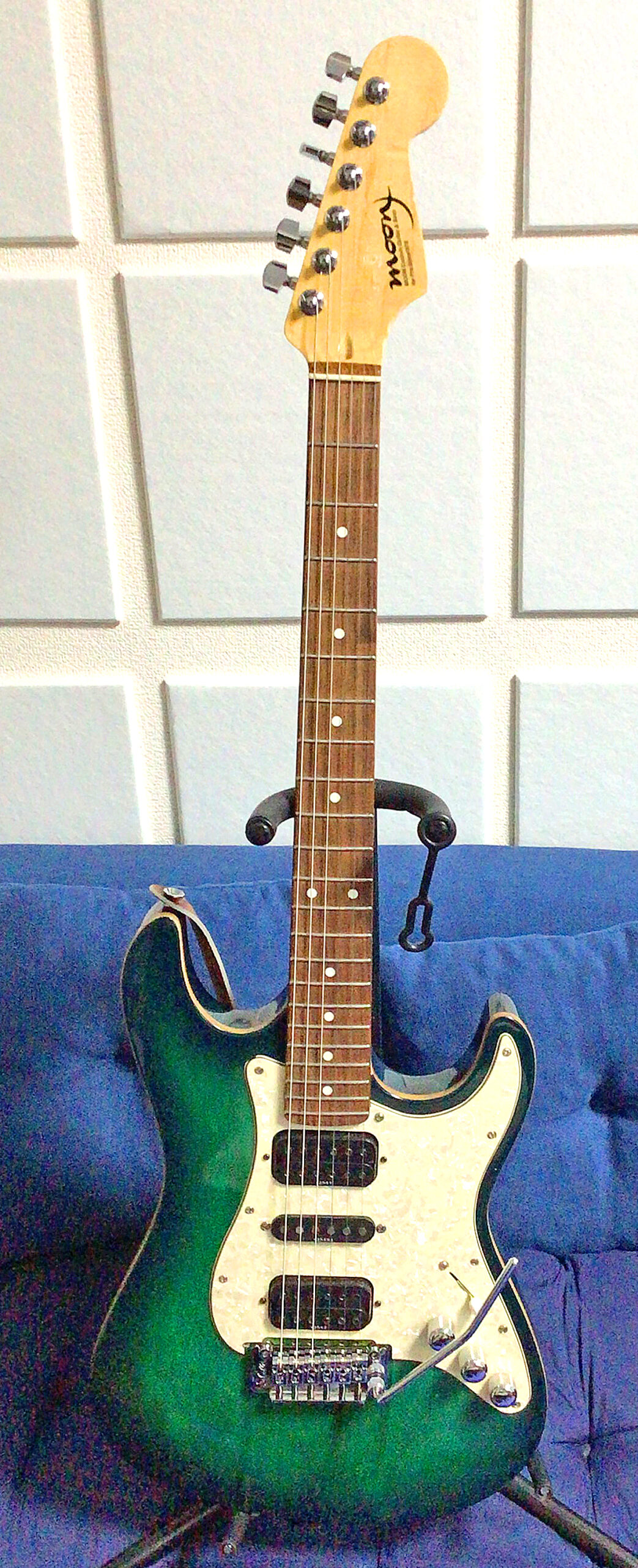 Moon CUSTOM GUITARS | i-wave-music